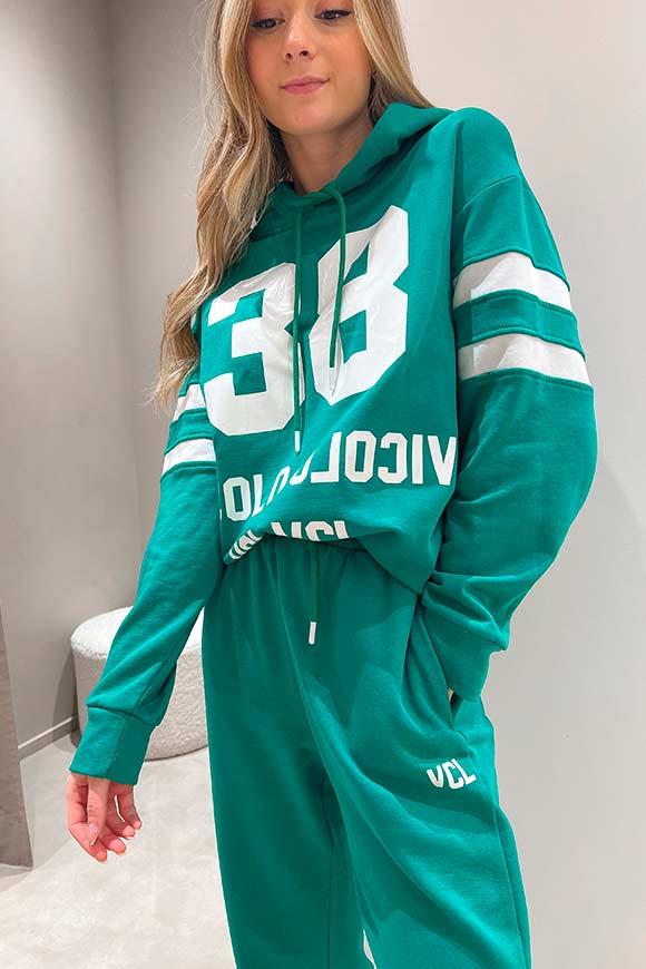 Vicolo - Felpa verde smeraldo bande bianche con cappuccio Vicolo - Felpa verde smeraldo bande bianche con cappuccio